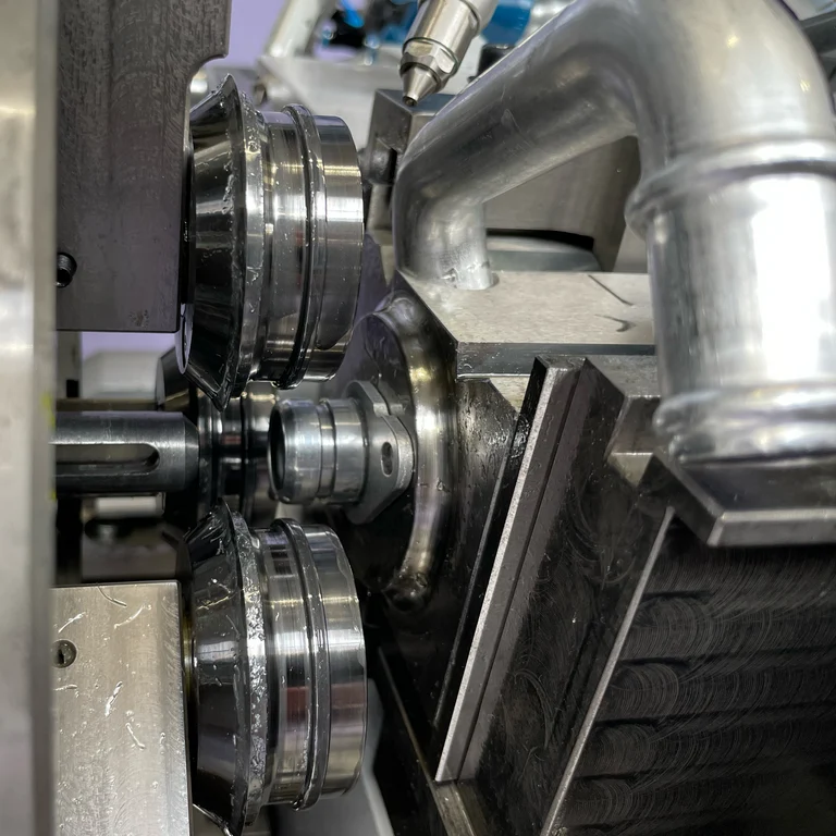 Rolling forming machines for external and internal contours